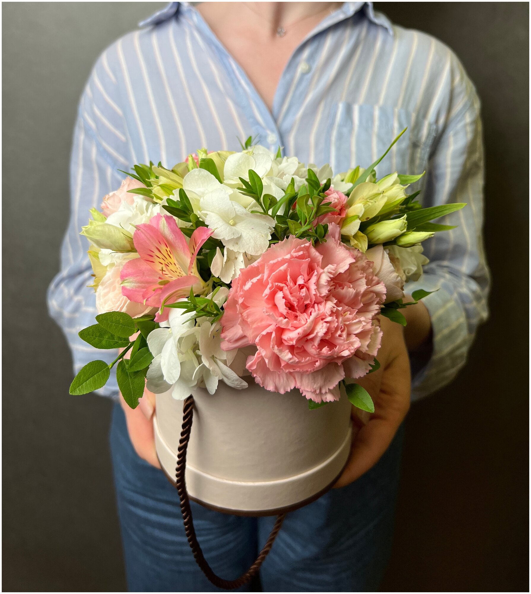 Цветы в розовой шляпной коробке MINI "Нежность", с гортензией, альстрамерией, пионовидной розой и гвоздикой