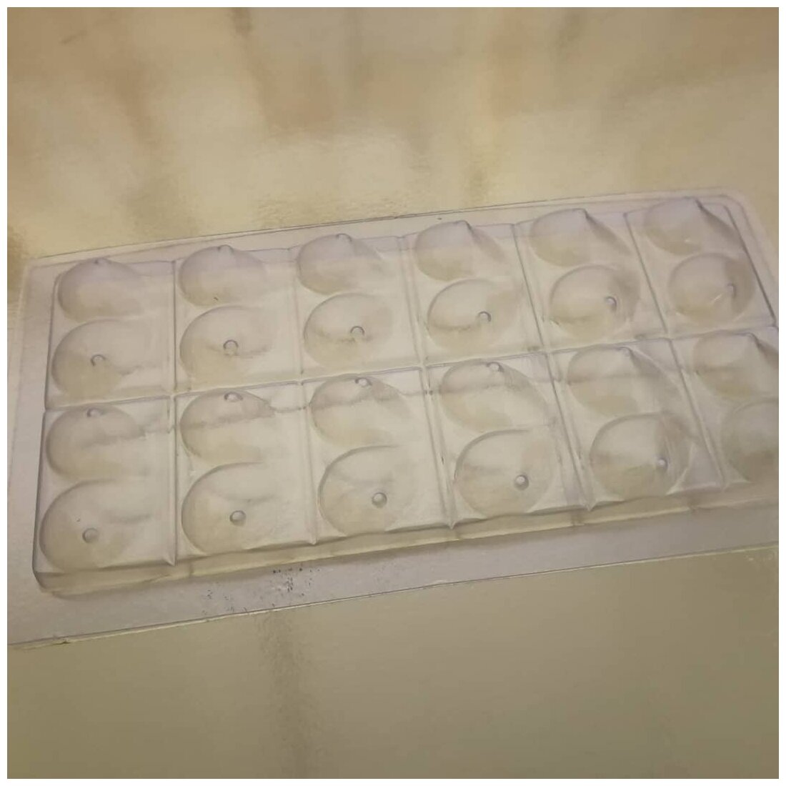 Форма для шоколада Плитка женская грудь