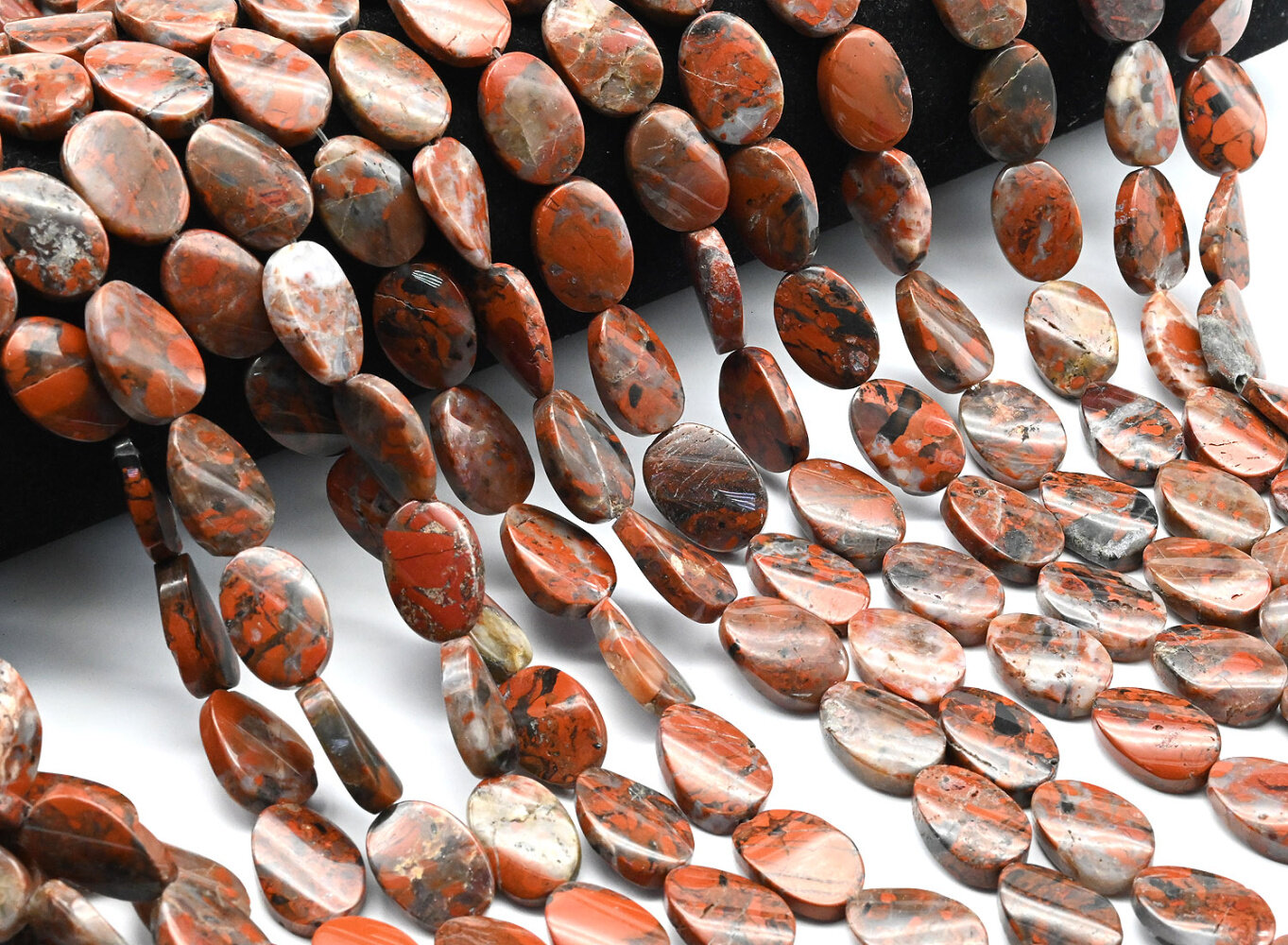 Бусины из яшмы красной овал витой 11*16мм, 40см, 25 бусин .