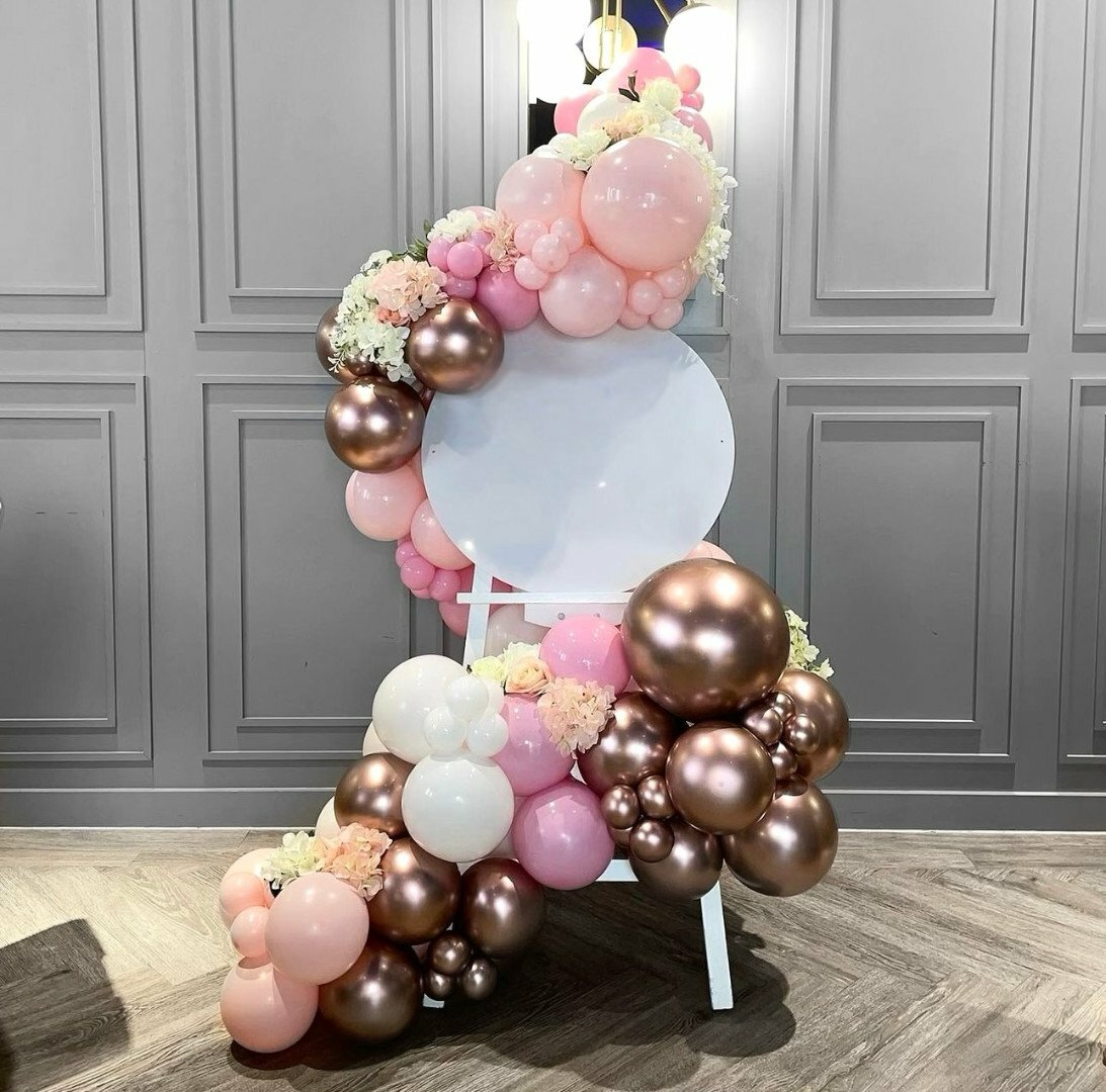 Фотозона из воздушных шаров с мольбертом и баннером «Шарм и блеск»