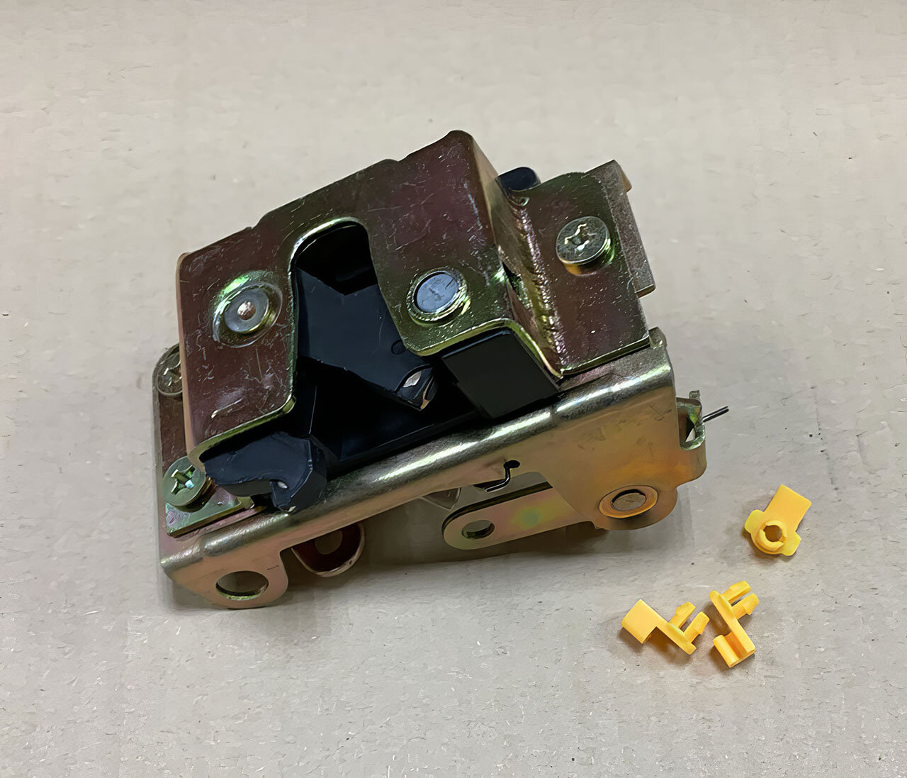 Замок двери передний правый Daewoo Nexia (UkorAuto)