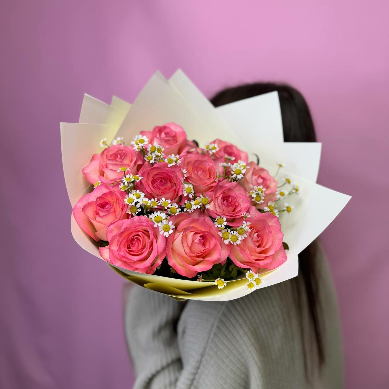 Букет из бело розовых роз и кустовой ромашки