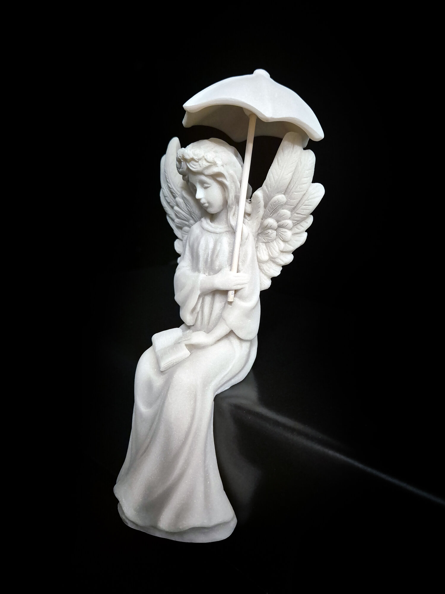 Ангел с зонтиком на полку. Высота 17см. Мраморная крошка. Цвет белый.