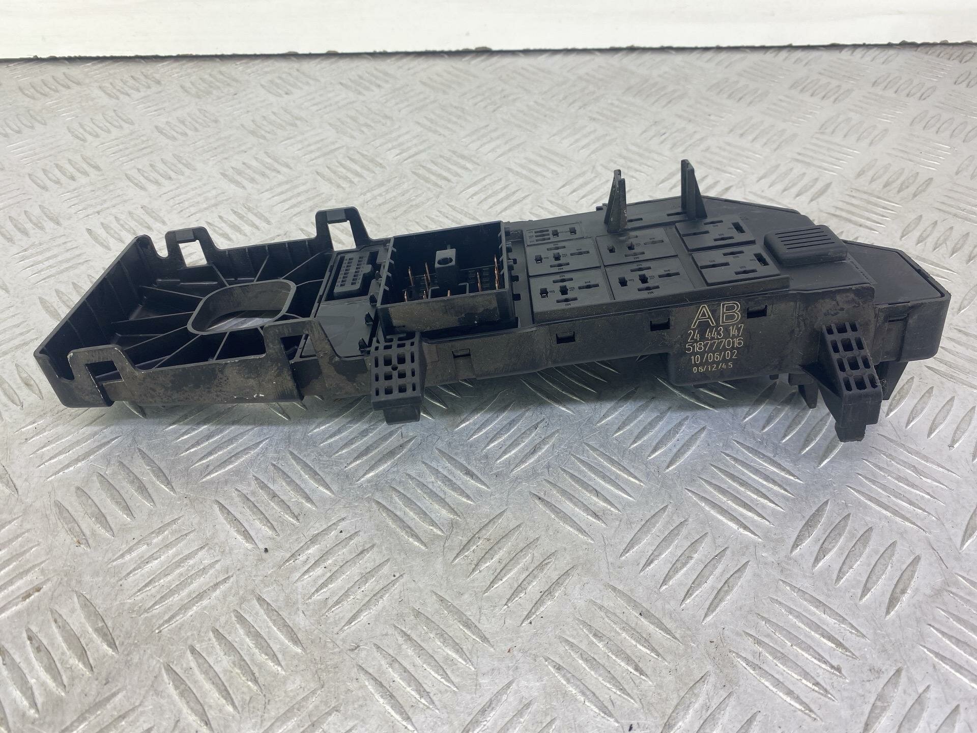 Блок предохранителей Opel Vectra C (2002 - 2005) 24443147