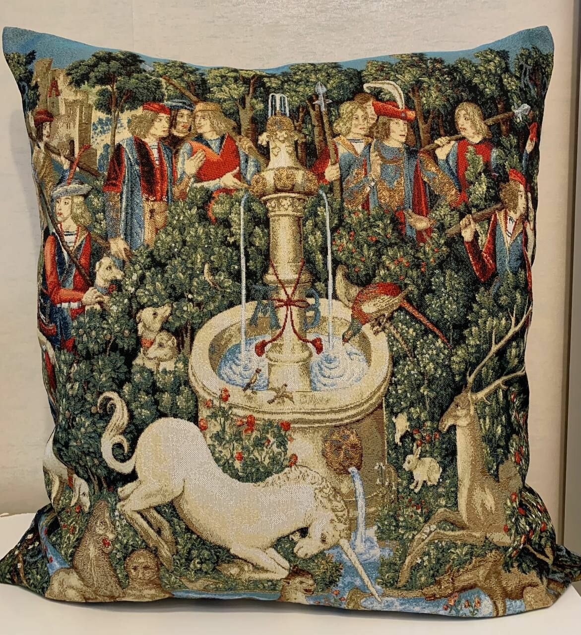 Гобелен, гобеленовая декоративная наволочка 65х65 см / "Единорог у фонтана" У. Моррис