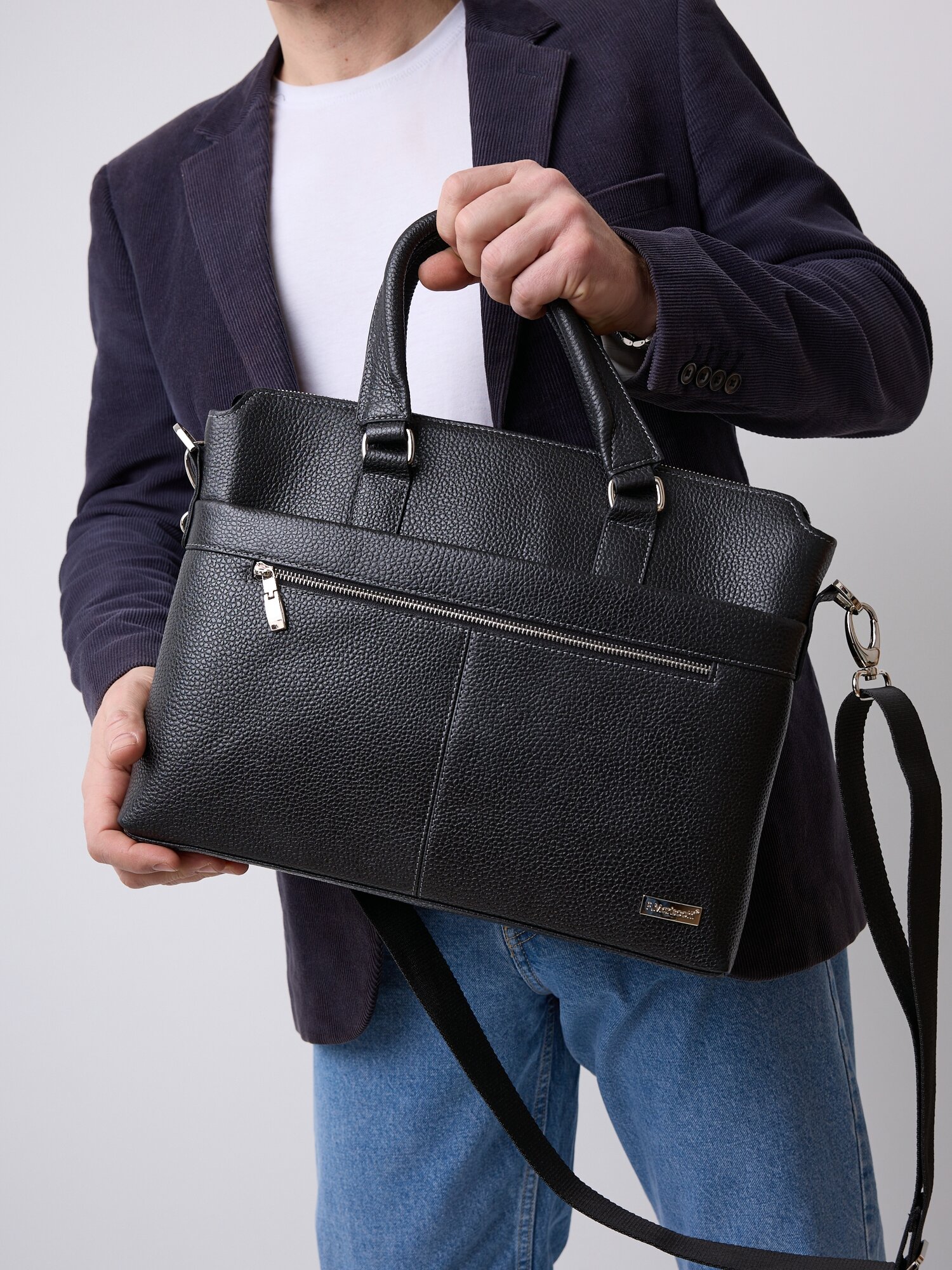 Сумка мессенджер Удобная качественная сумка на все случаи жизни .Удобная на работу , в офис и на прогулку вечером, в поездку.