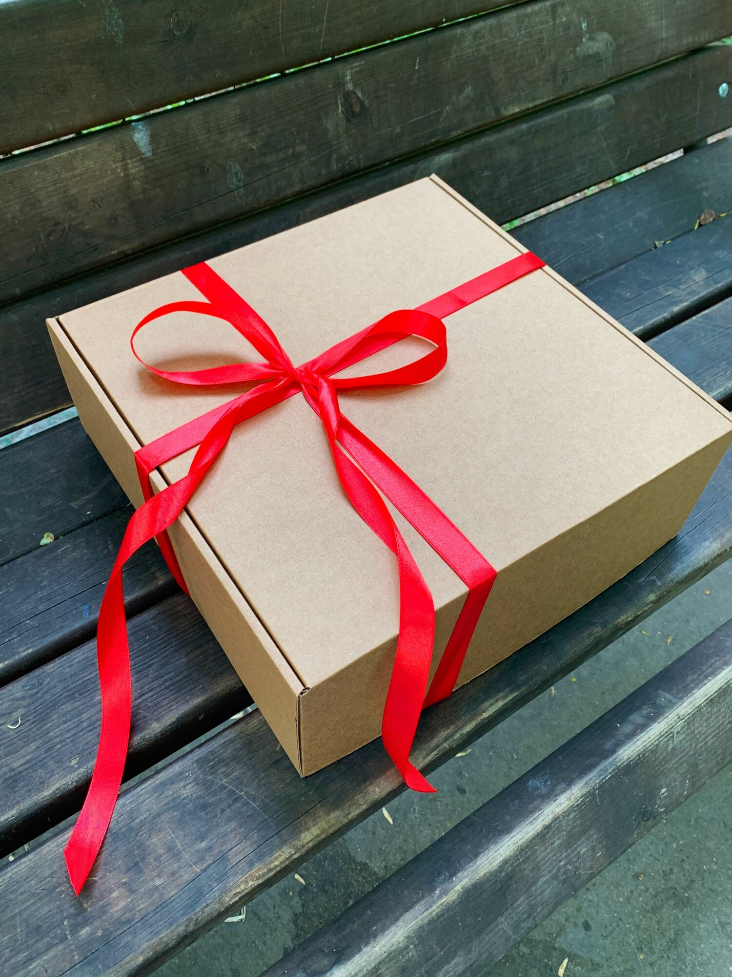 2 штуки - Подарочная коробка квадратная крафт с красной лентой (32х32х12см)