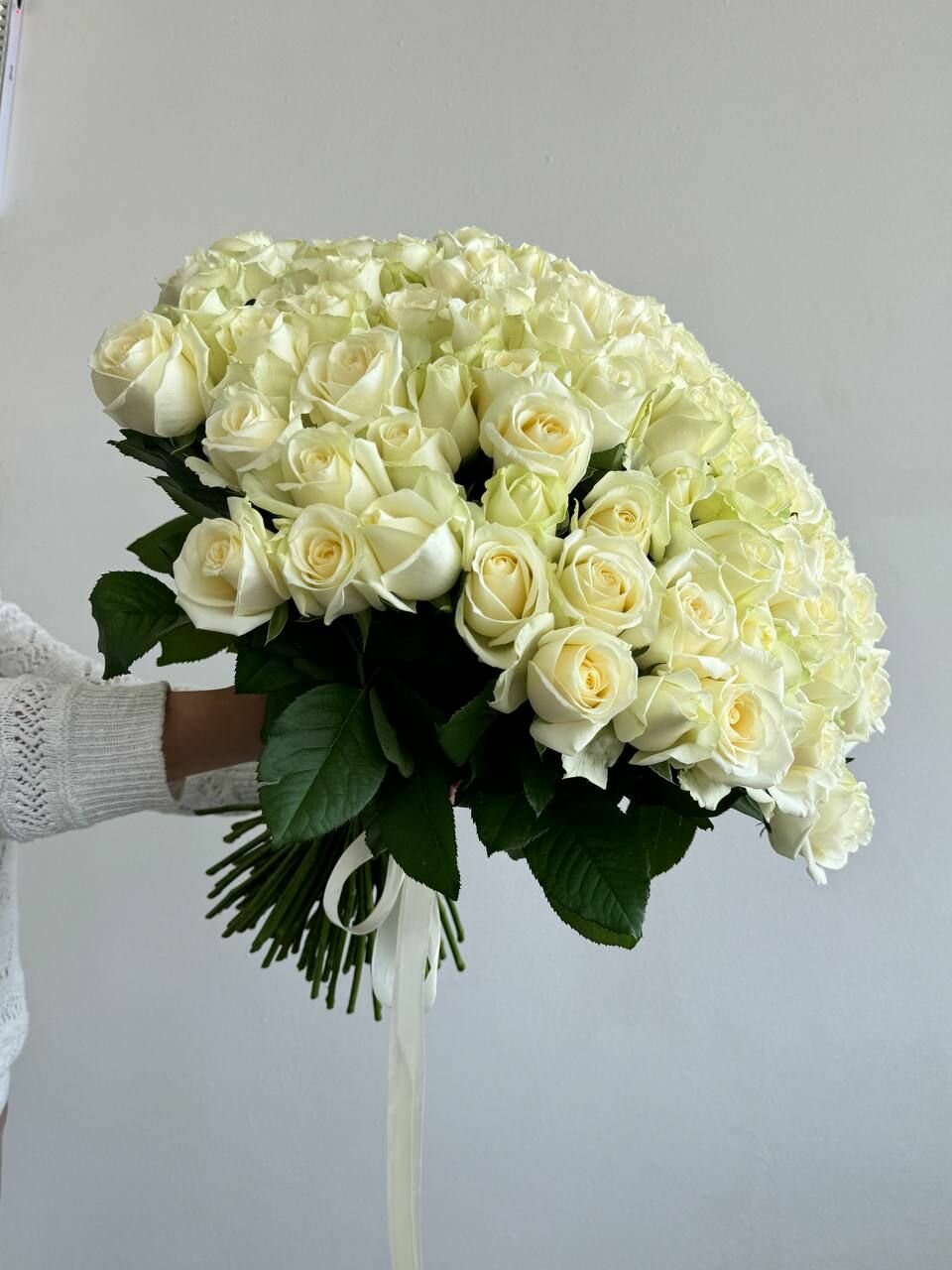 Букет из 101 розы Avalanche 50 см с доставкой — Rose-Mart