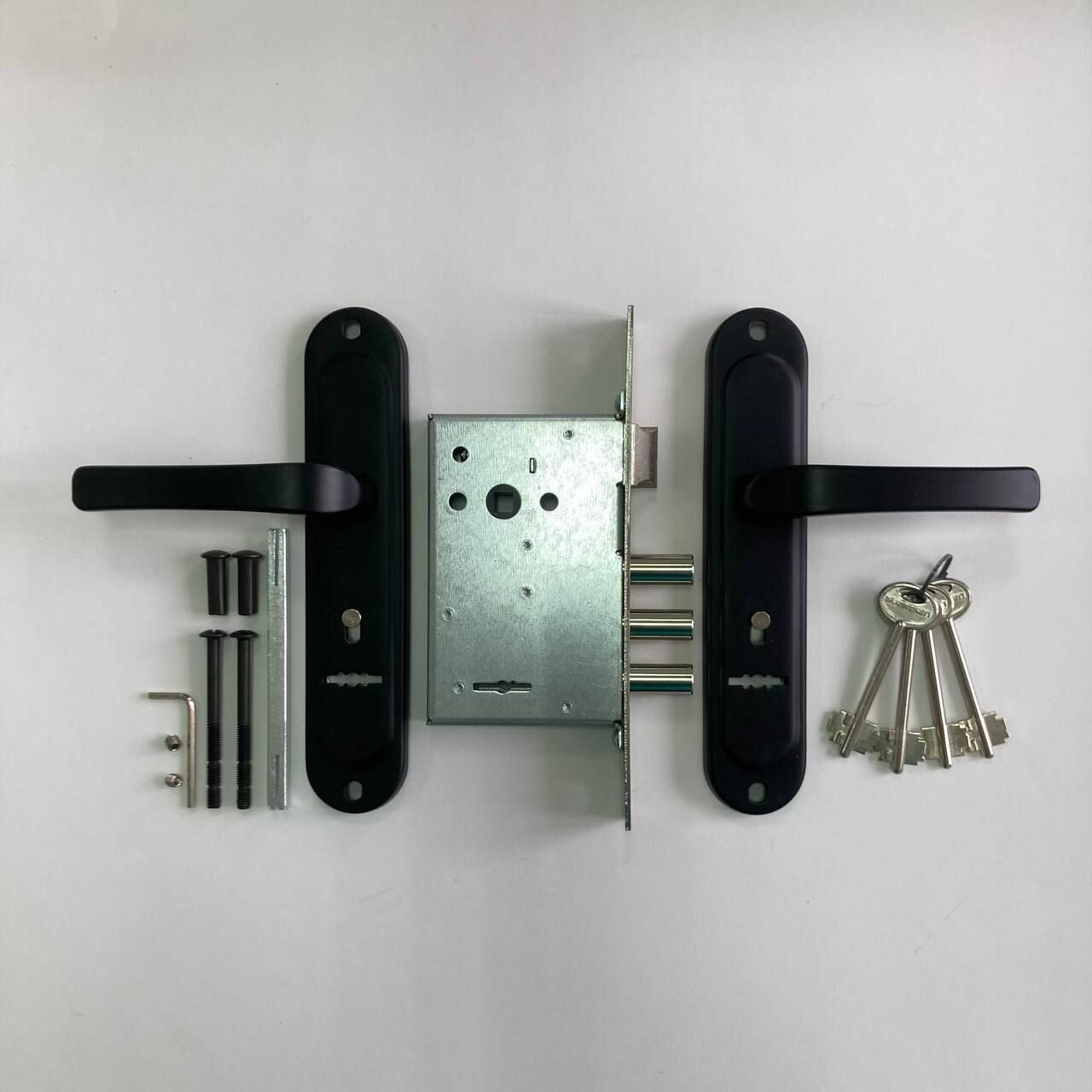 Комплект замок Гардиан 10.11 с ответной планкой и ручки на планке чёрный