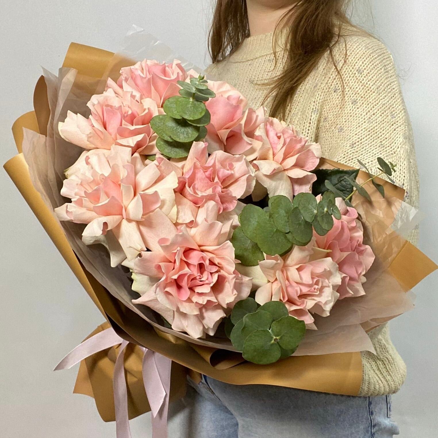 Букет роз (французская роза - 9 шт, эвкалипт - 4 шт), высота букета 50 см