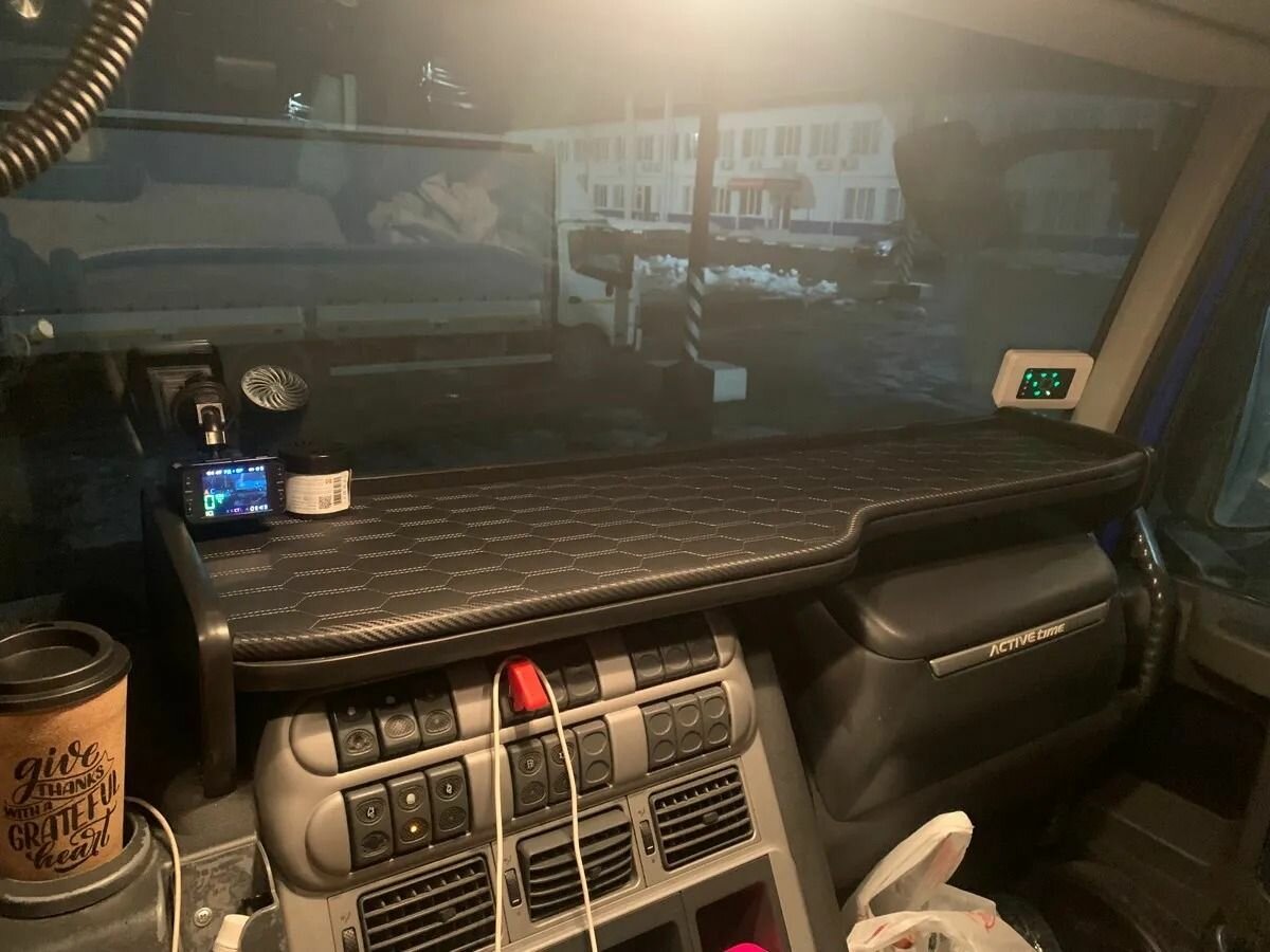 Стол-полка на торпеду для Iveco Stralis Чёрная экокожа Серые соты