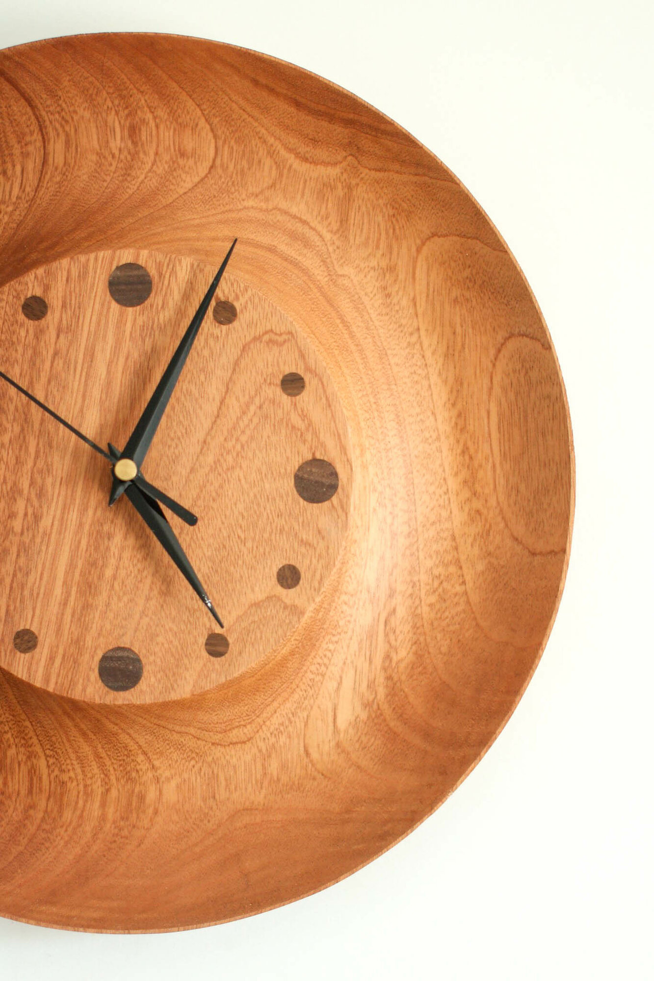 Часы на стену MIARTIS из красного дерева