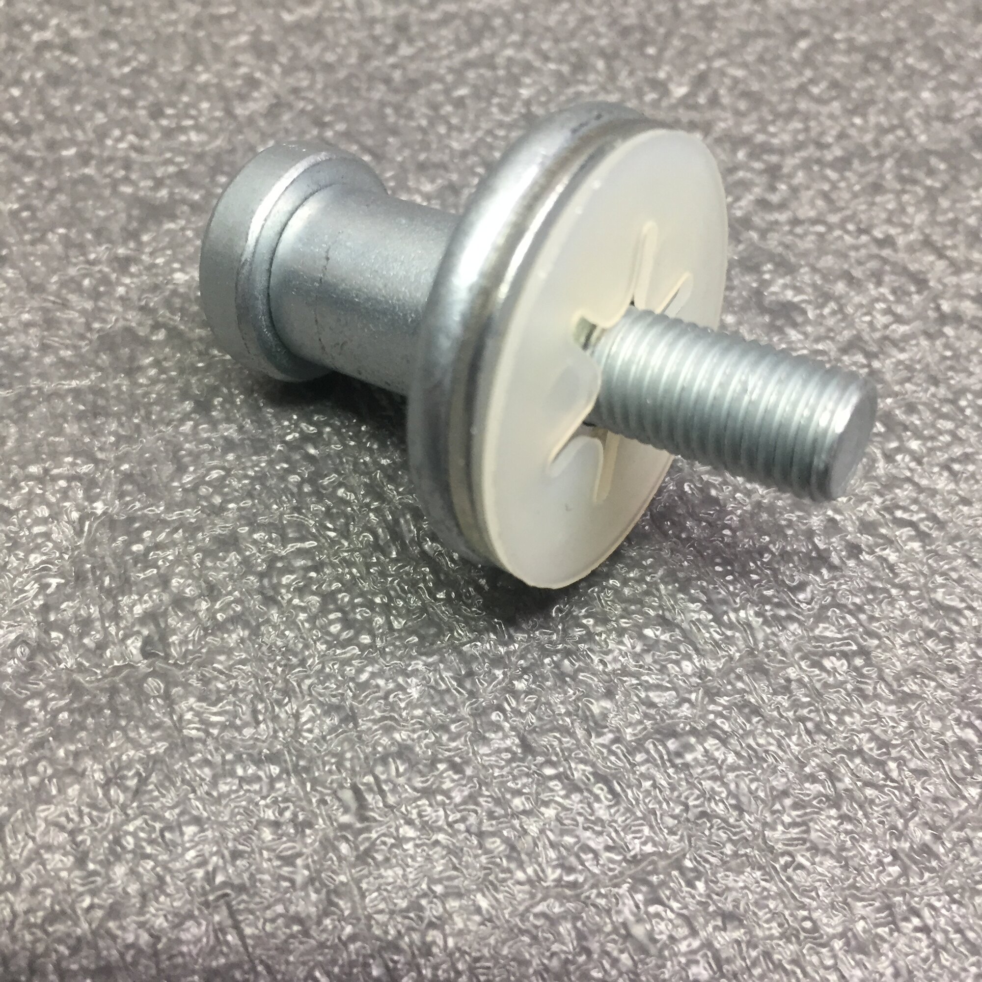 Болт замка боковой двери Renault 825700416R Largus