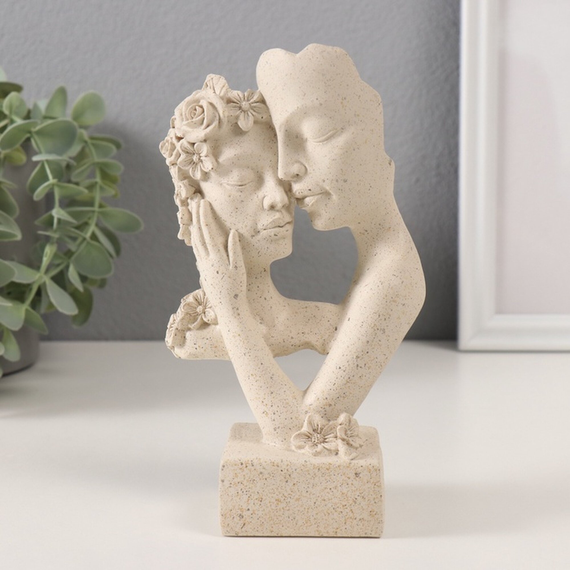 Бюст фигурка полистоун «Влюблённые с цветами», белый в крапинку, 9.5×6×17 см