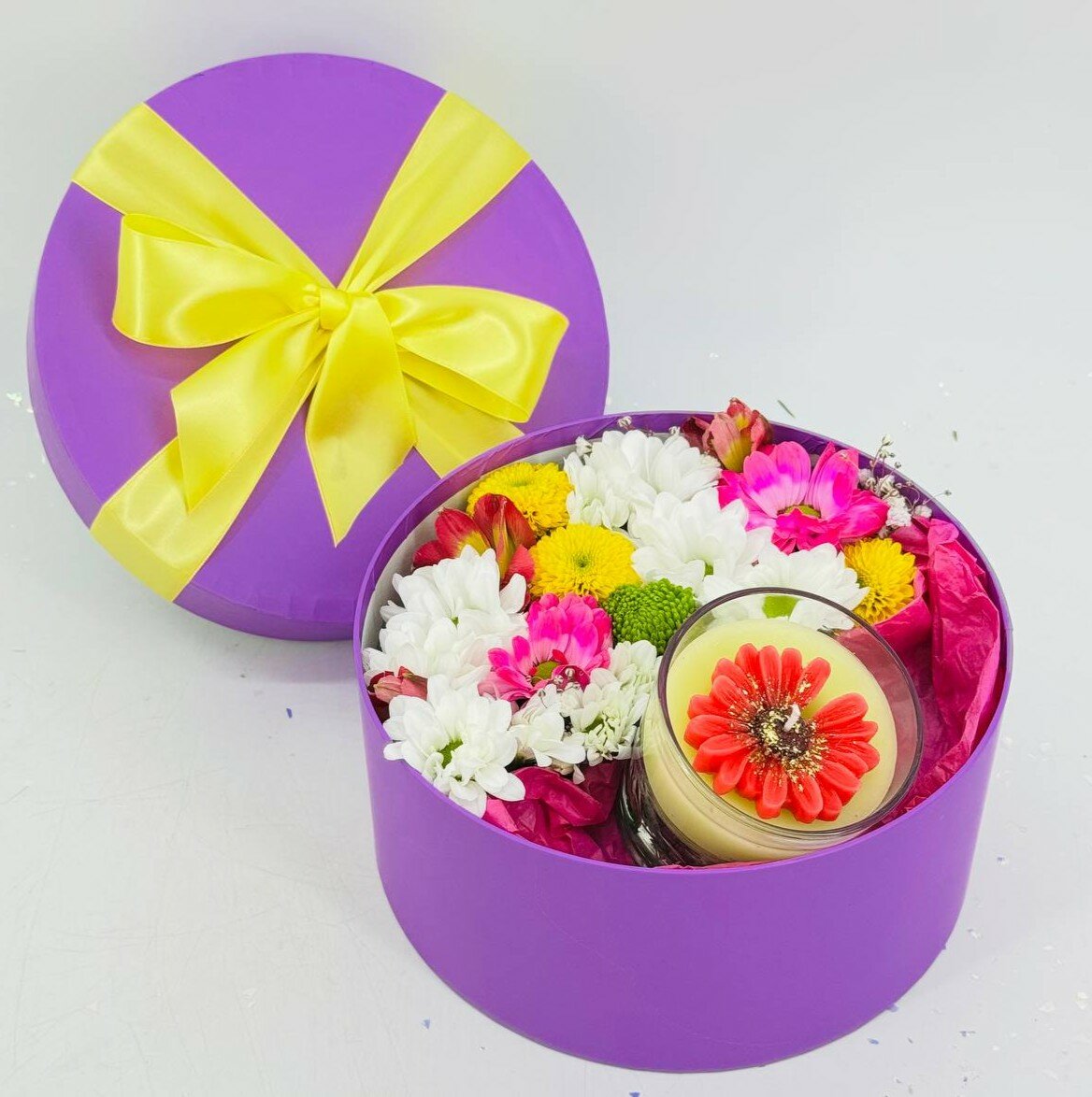 Коробка с цветами и свечой в стекле ручной работы. Хризантемы, альстромерия, гипсофила