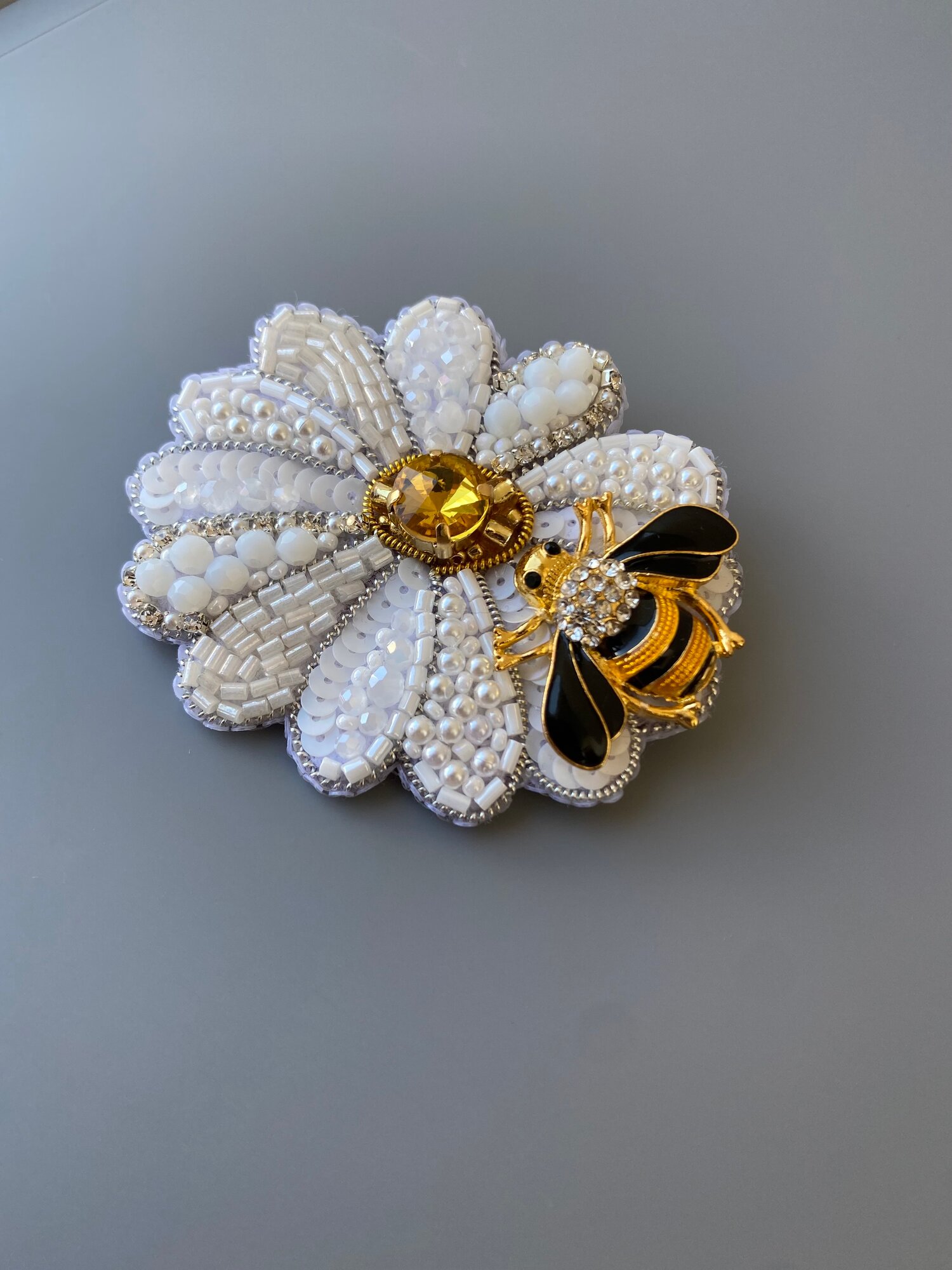 Брошь, бисер