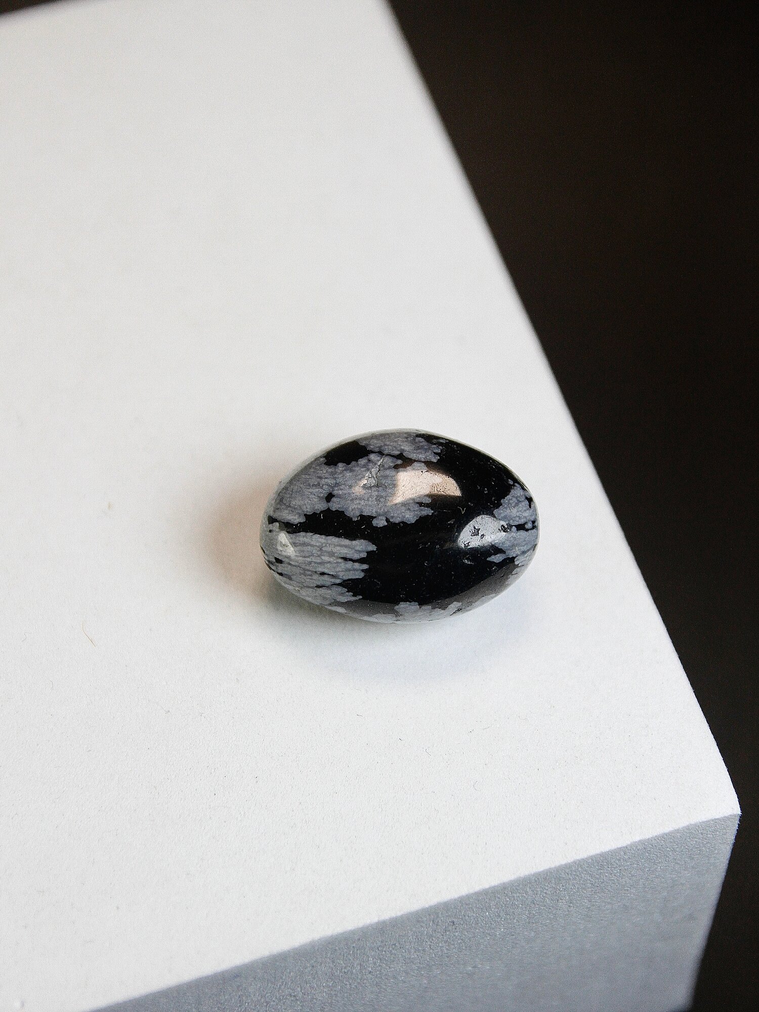 Оберег, амулет Снежный обсидиан - 2 см, натуральный камень, самоцвет, галтовка, 1 шт - поможет воплотить в реальность заветные желания