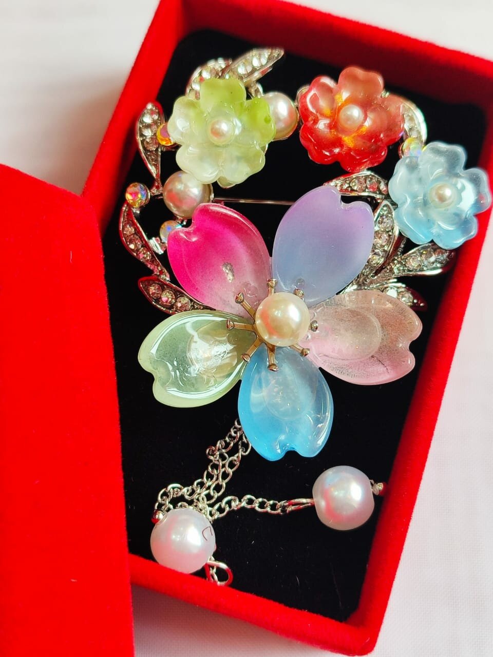 Брошь, пластик