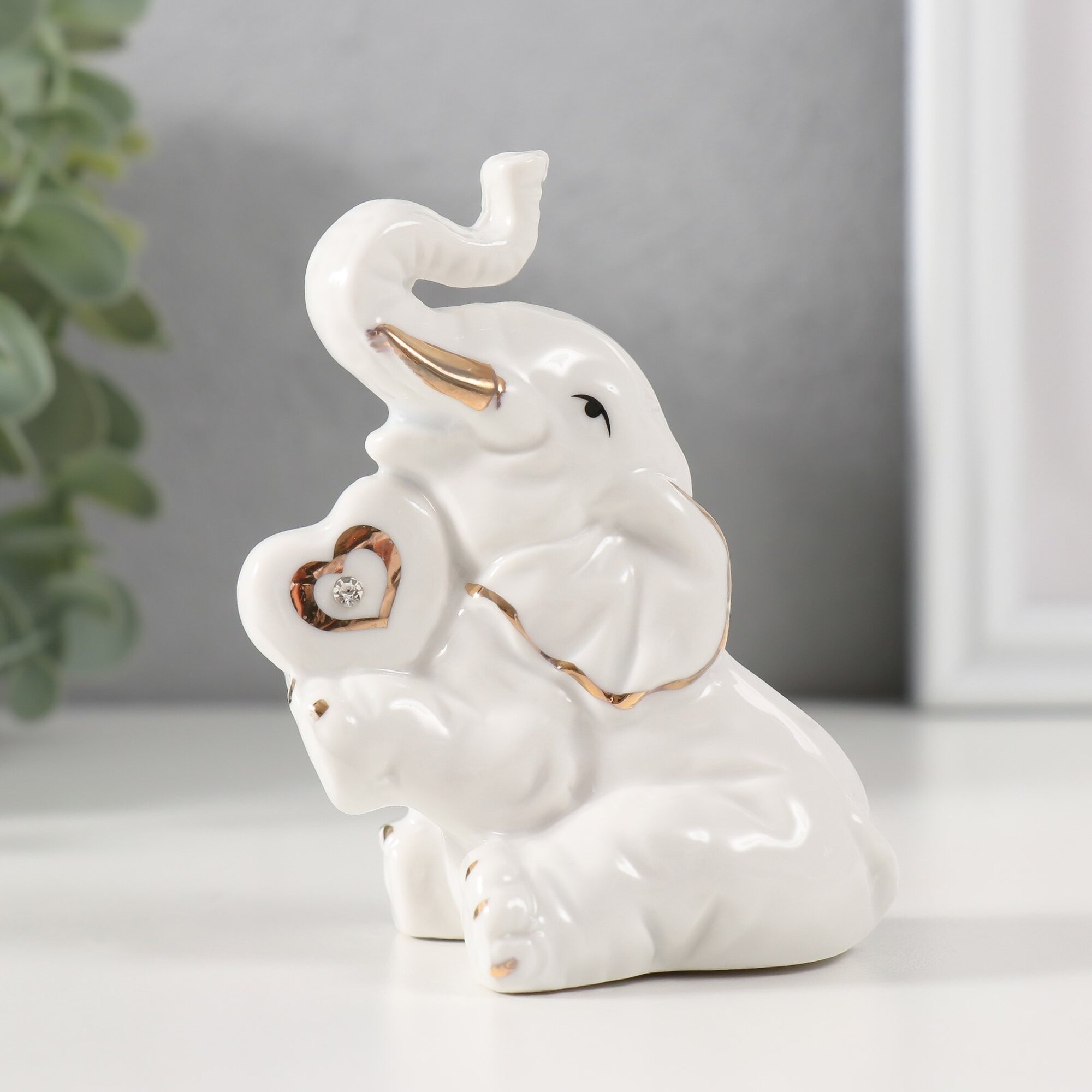 Фигурка керамика «Слон с сердечком», белый с золотом, 5.7×7×9.5 см