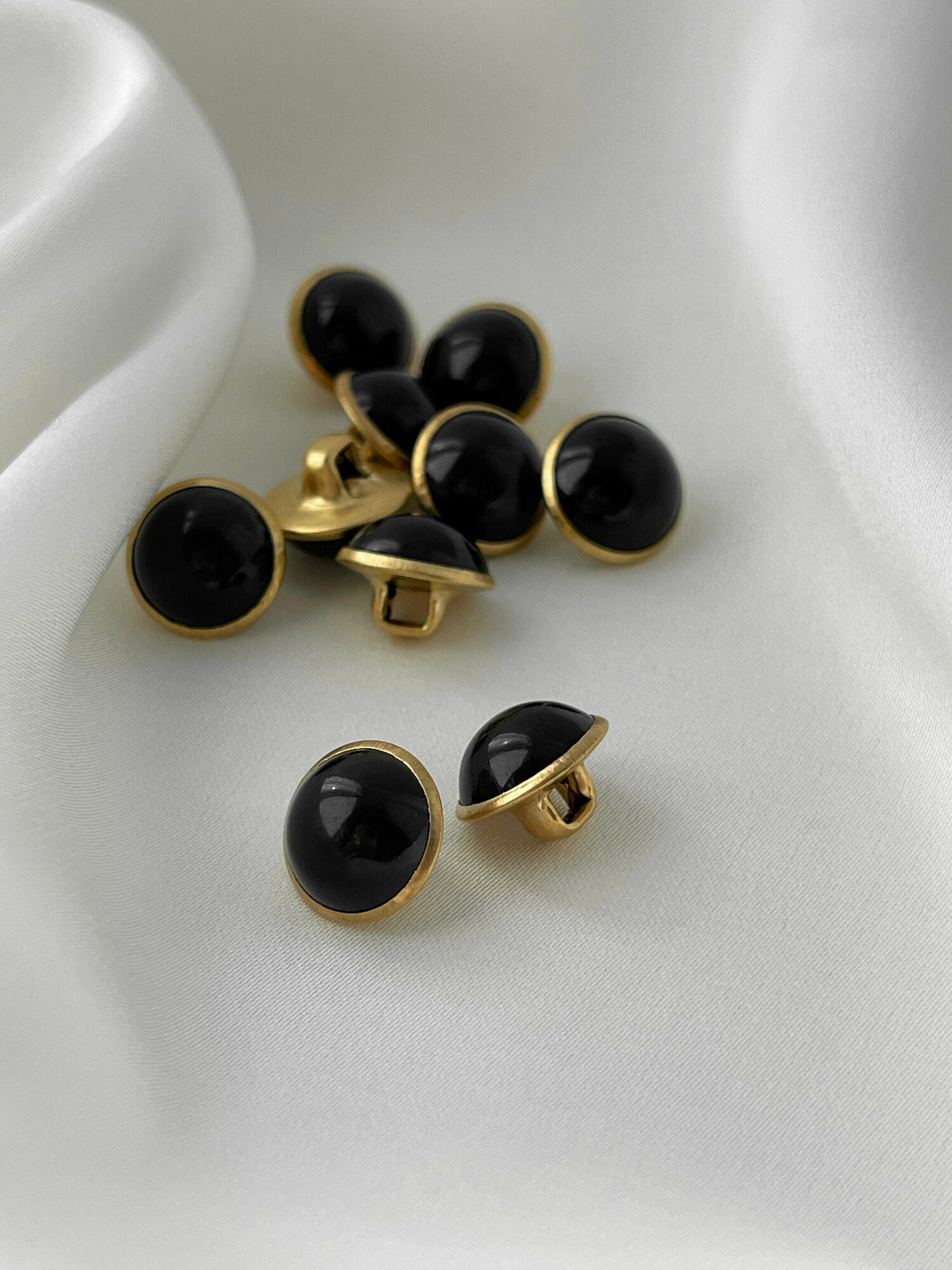 Пуговицы черные в золотистом металле 10 мм, 10 штук