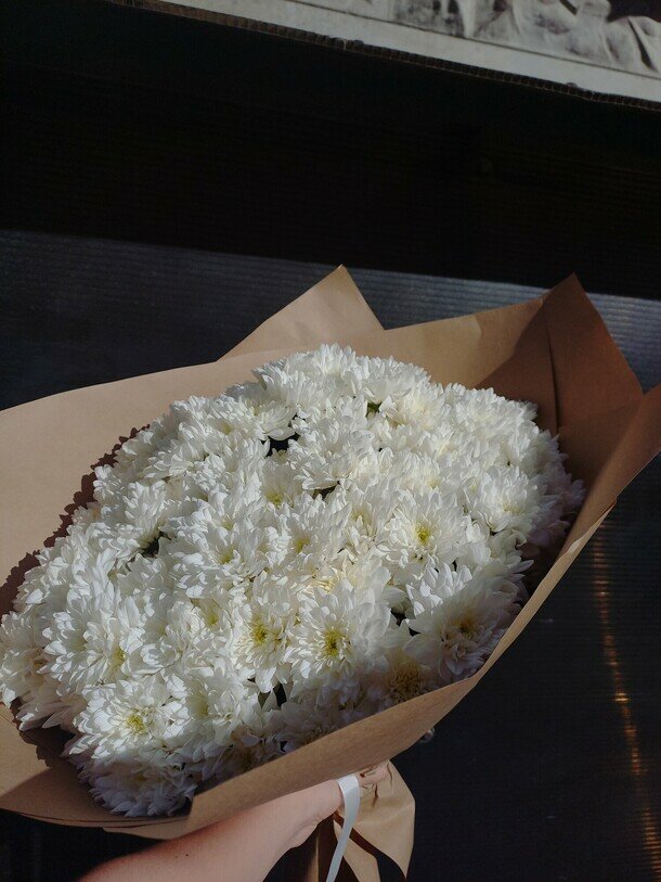 Букет хризантем Well Flowers, круглый, 19 цветов, 60 см, пленка, букет свежих цветов