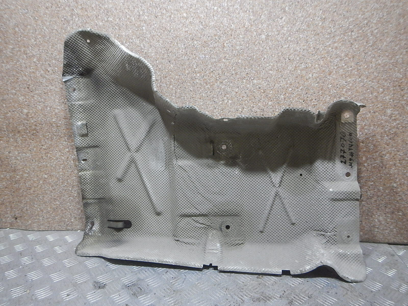 Б/У Экран тепловой, Volkswagen (Фольксваген)-MULTIVAN T5 (09-) VOLKSWAGEN MULTIVAN T5 (09-) для тоннеля надорваны креплен...