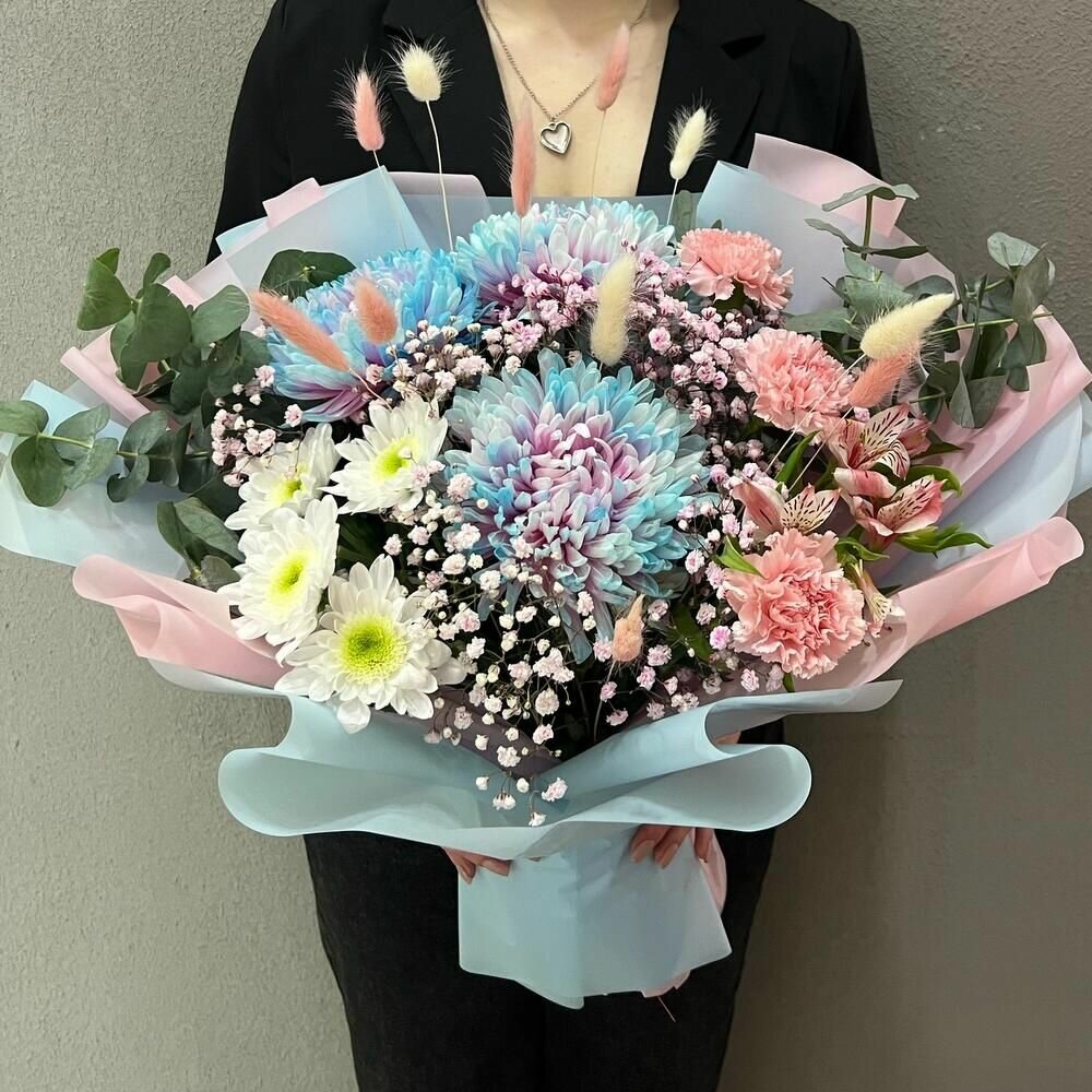 Букет из хризантем, гипсофилы, альстромерий и гвоздик в дизайнерской упаковке - Plaza Flowers