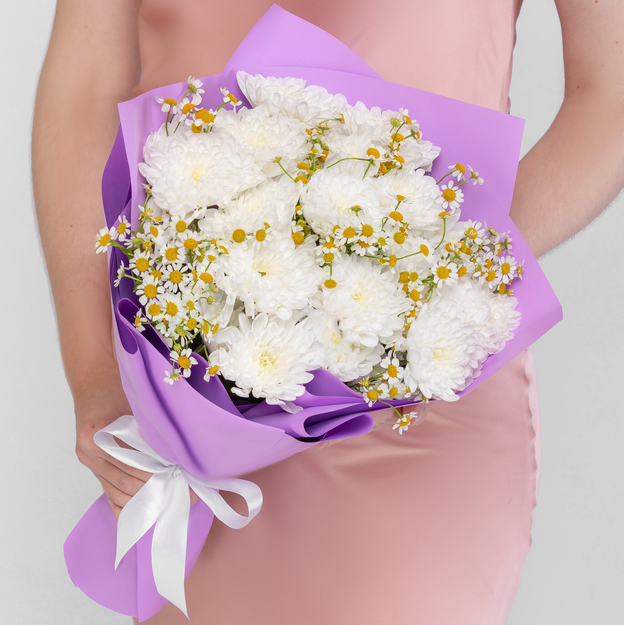 Дуо-букет Мегацвет24 "Ромашка кустовая и Хризантема кустовая", белый, дизайнерская упаковка