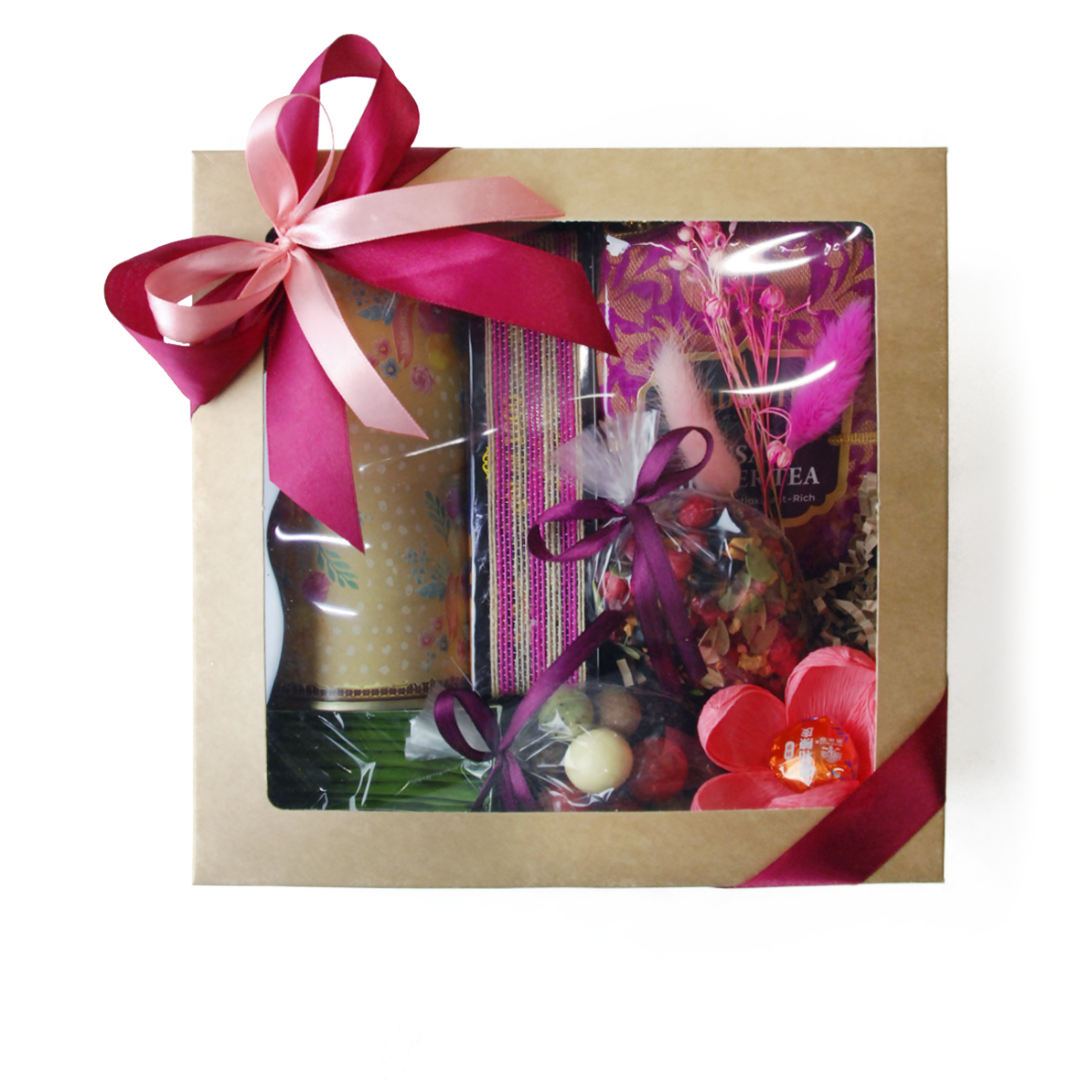 Чайный набор "Коробка Люкс" с чаем и сладостями в подарочной коробке.