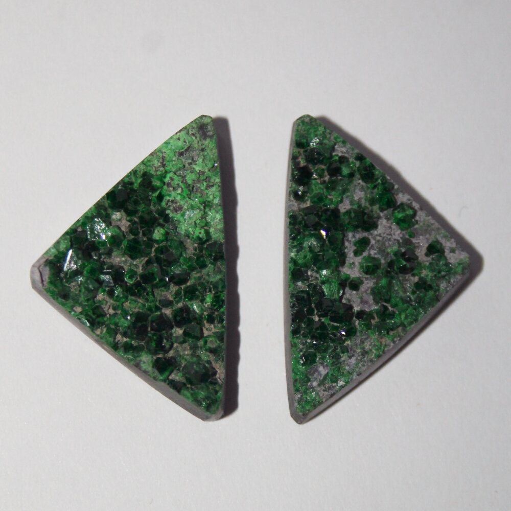 Уваровит пара кабошонов, 29х18х4 мм, Урал (Сараны), «True Stones»