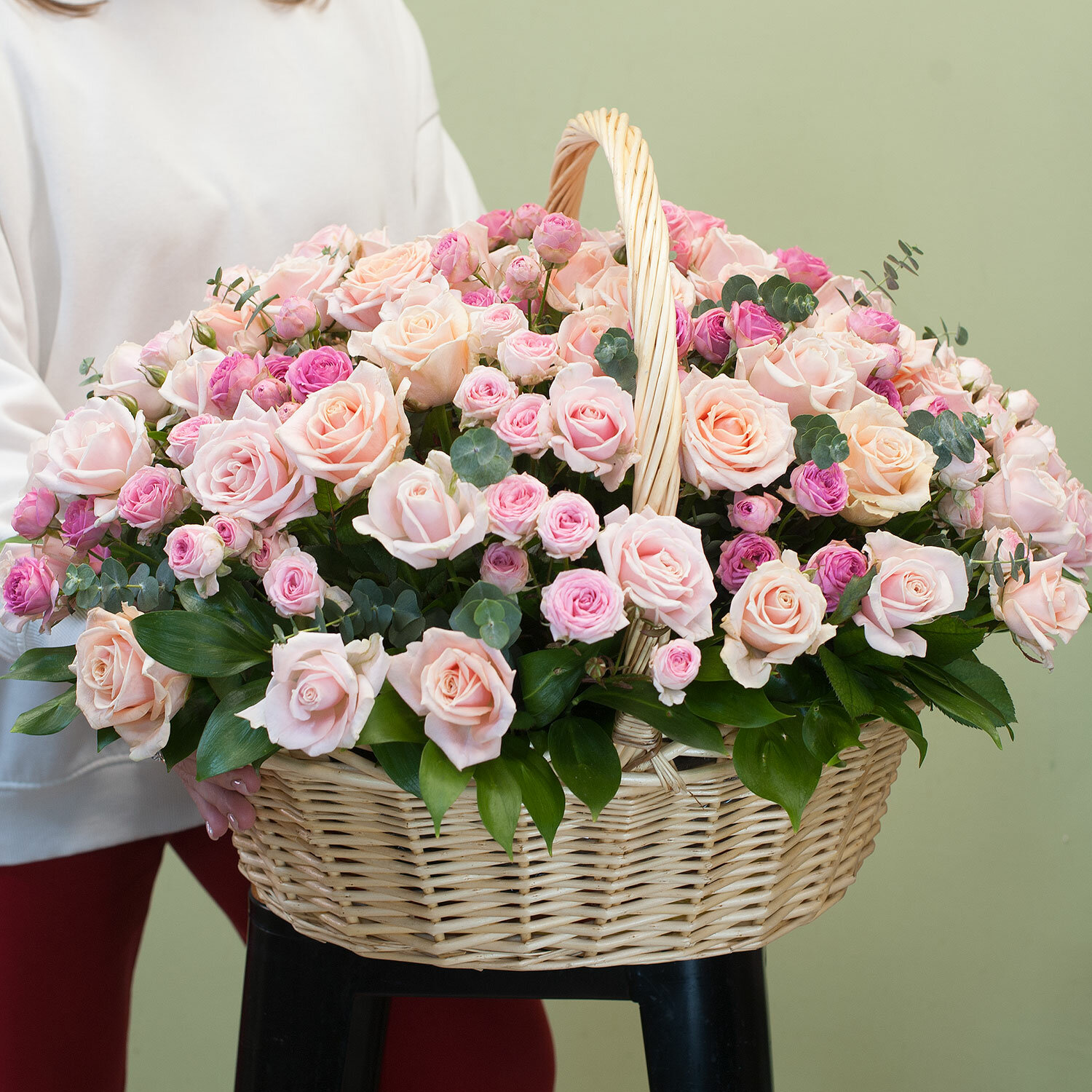 Корзина из роз Charlotte "Жемчужное сияние", 69 роз, 60 см, S