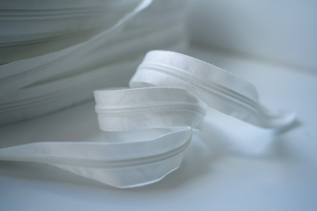 Рулонная молния типа Т5 белого цвета, длиной 5 м, с металлическимим слайдерами 4 шт (бегунками) без фиксатора