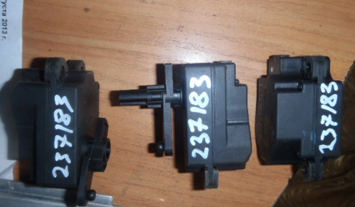 Моторчик заслонки печки XC90 Volvo 30676510