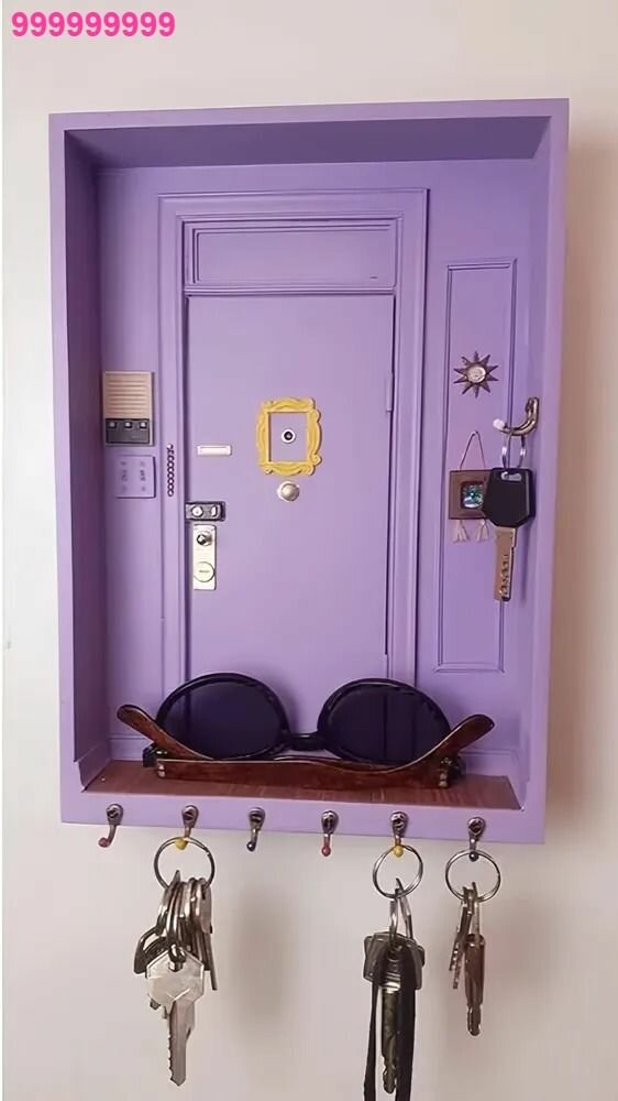 Классический предмет декора дома моей подруги Моники включает фиолетовый брелок из сериала Друзья.