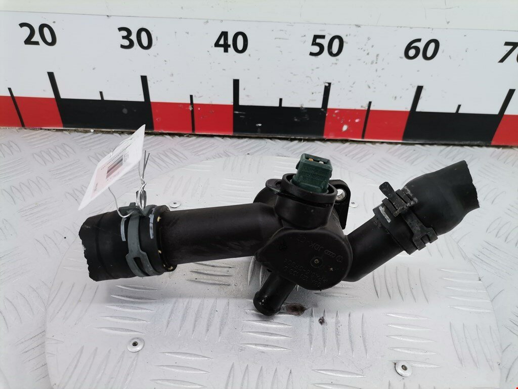 Фланец (штуцер системы охлаждения тройник) Volkswagen Golf 4 06A121132 арт. 1552478