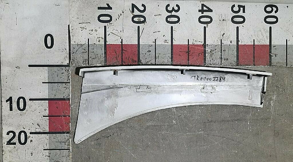 Накладка левого корпуса ступеней MAN (Ман) 19/F2000 93-00 (81615105163R)