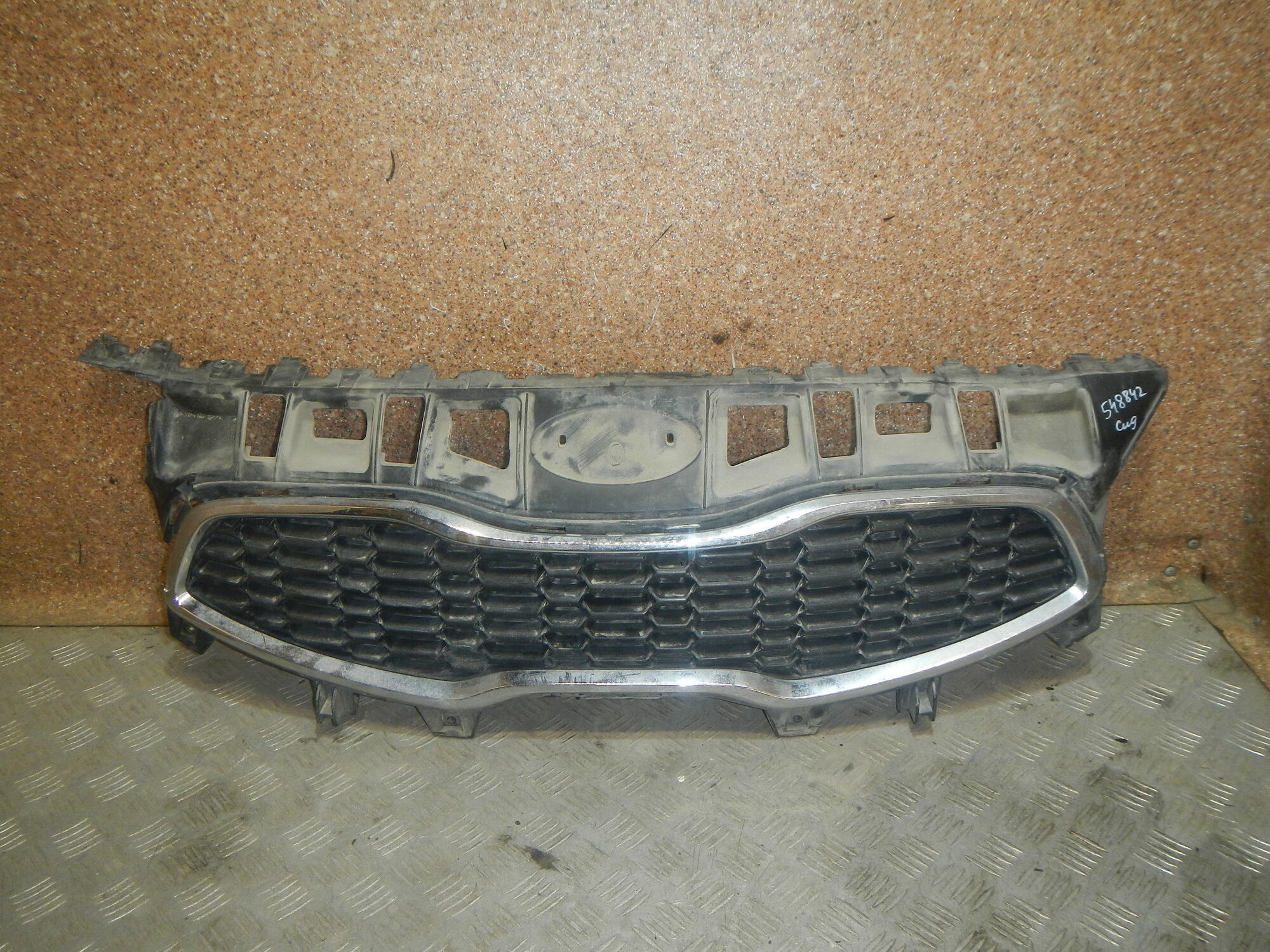 Б/У Решетка радиатора, KIA (Киа)-CEED (12-18) KIA CEED (12-18) Трещина, отколот кусок. 548842 Hyundai-KIA арт. 86351A2000