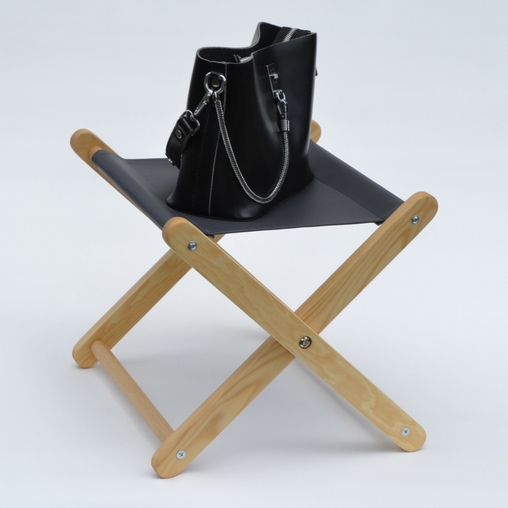 Подставка для сумок из тёмно-серой матовой экокожи с деревянной основой, цвет лиственница