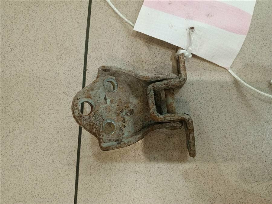 Петля двери передней левой верхняя от Mitsubishi Lancer CK 1996-2003