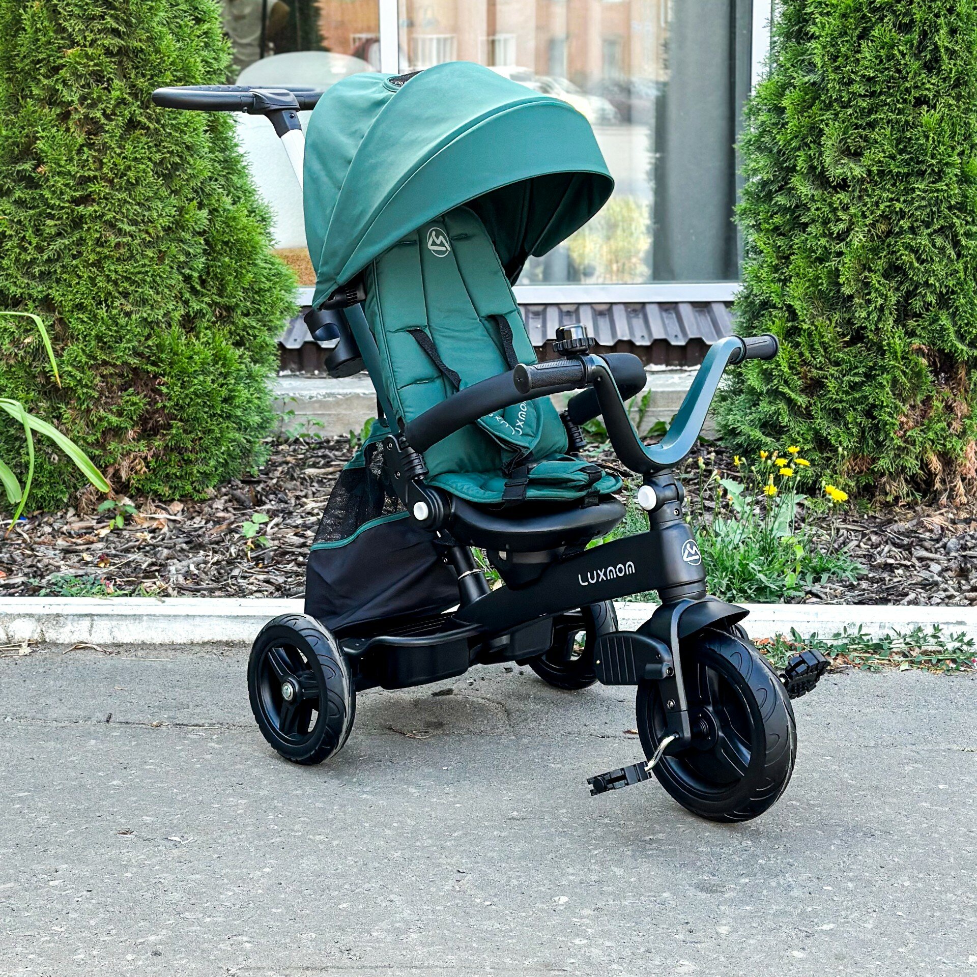 Трехколесный велосипед с родительской ручкой и поворотным сиденьем Luxmom 3001, цвет зеленый + подстаканник и сумка
