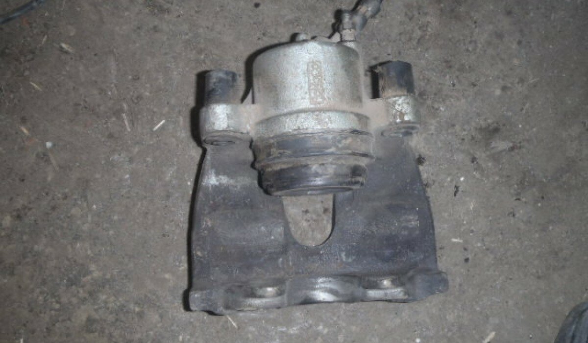 Суппорт передний 3 (BK) Mazda BPYK3361XA
