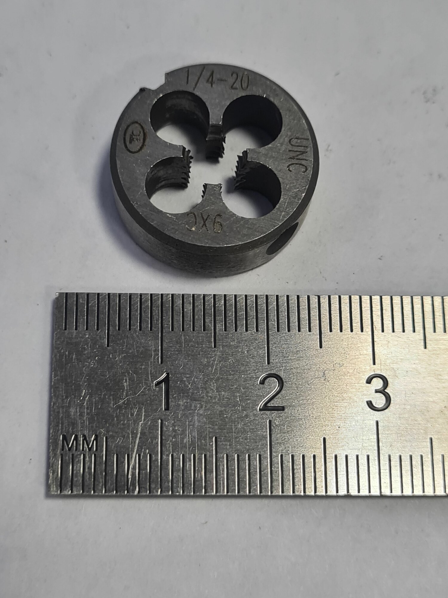 Плашка дюймовая UNC 1/4" - 20 нитки/дюйм