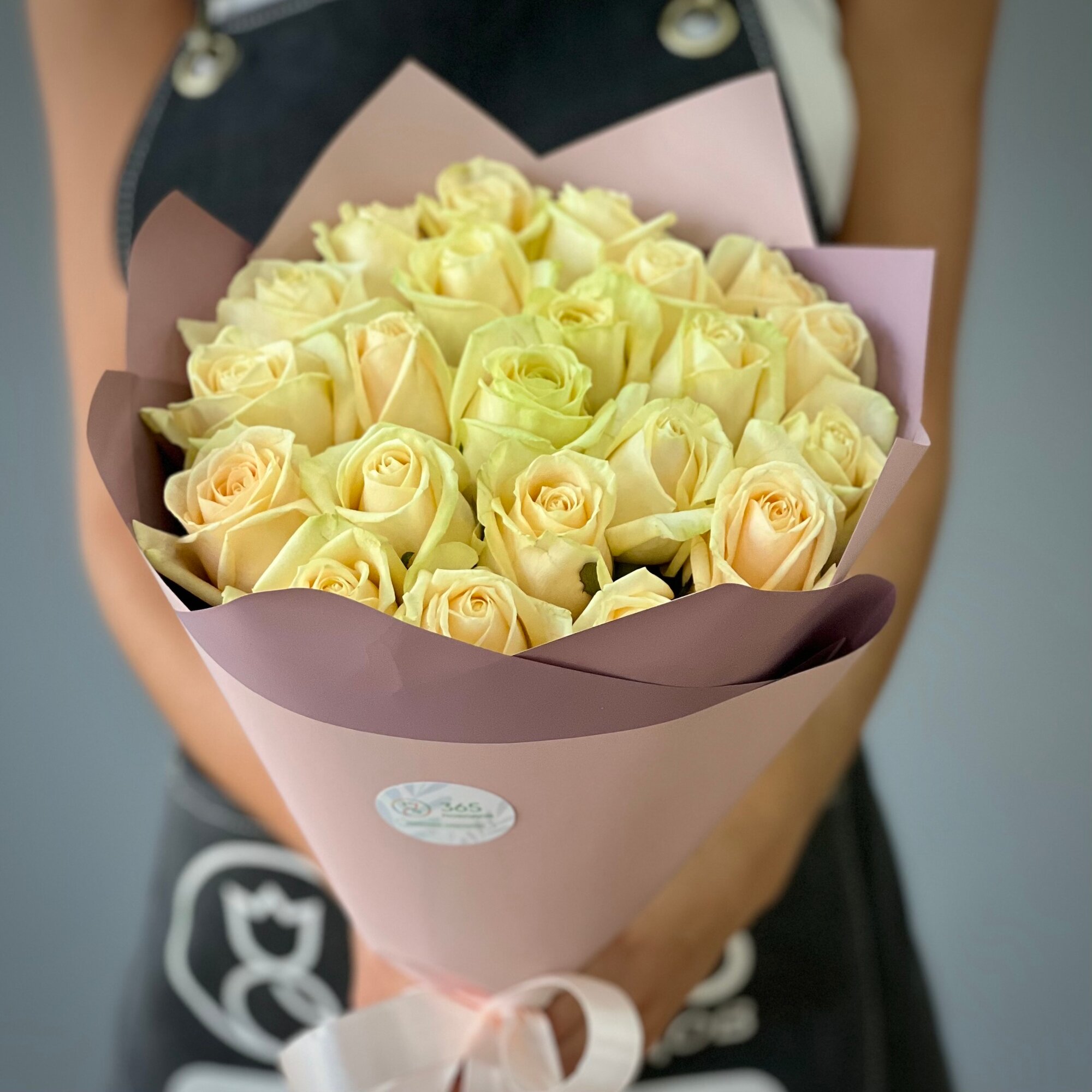 Букет из 21 кремовой розы 60 см в стильной упаковке. «365 Поводов» - живые цветы с доставкой