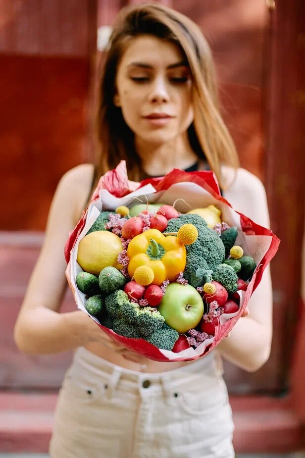 Букет из овощей “Кустурица” с перцами, капустой и черри, размер M, 20 см, от Vegato Studio