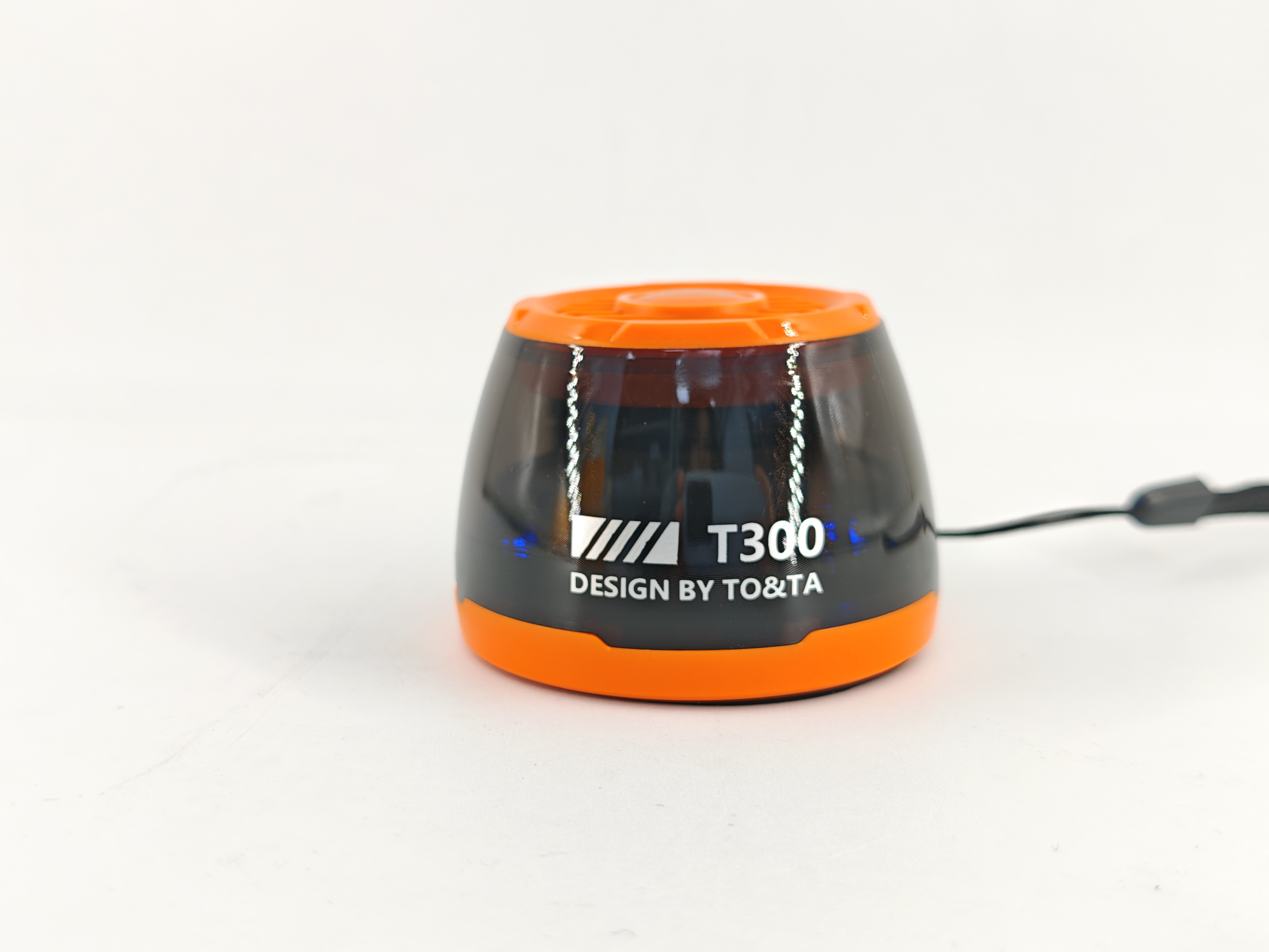 Небольшой портативный динамик беспроводной Bluetooth mini speaker оранжевого цвета