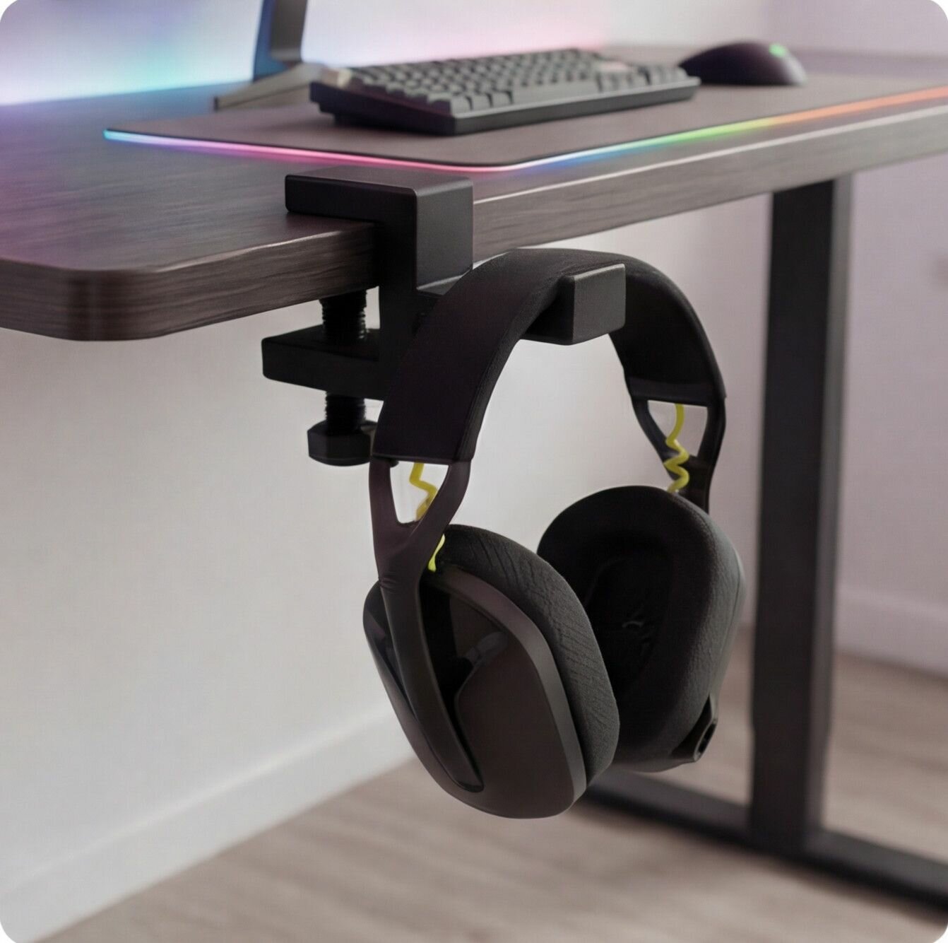 Держатель для наушников с креплением к столу или полке удобное решение для организации рабочего или игрового пространства.