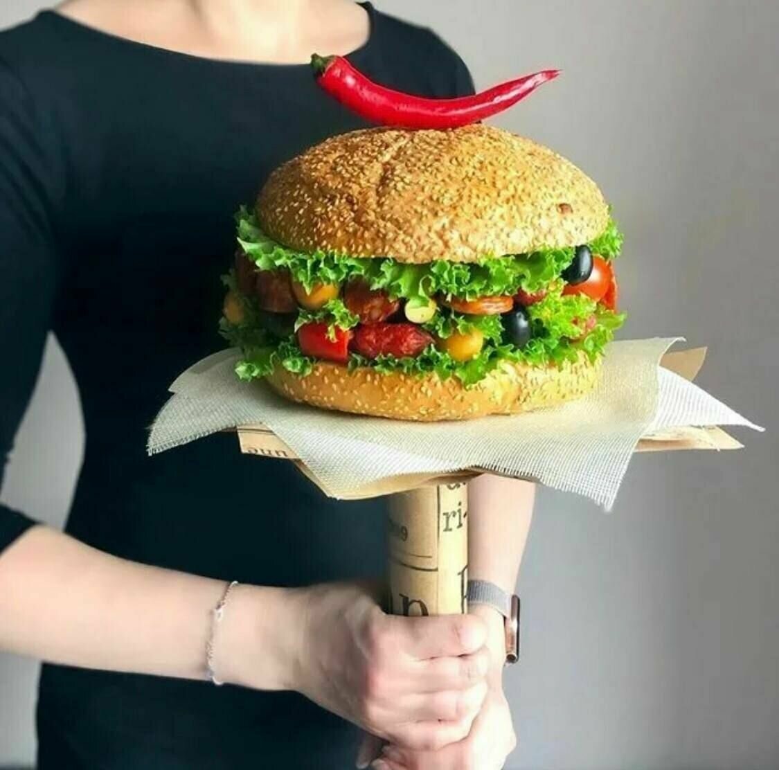 Большой бургер с закусками, Мужской колбасный букет