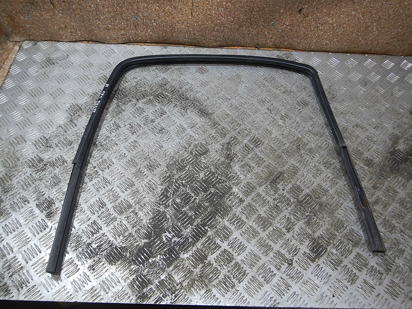 Б/У Уплотнитель стекла двери задней правой, Chery (Черри)-INDIS (11-) Chery INDIS (11-15) Без видимых повреждений. 26771...