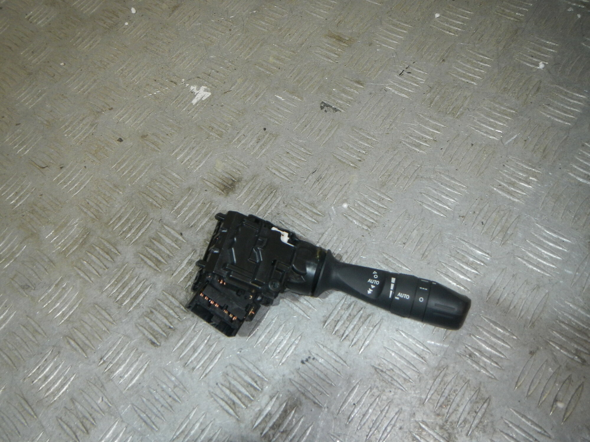 Б/У Переключатель стеклоочистителей, Toyota (Тойота)-RAV4 (13-) TOYOTA RAV4 (13-) Следы расплавленного пластика. 554834 ...