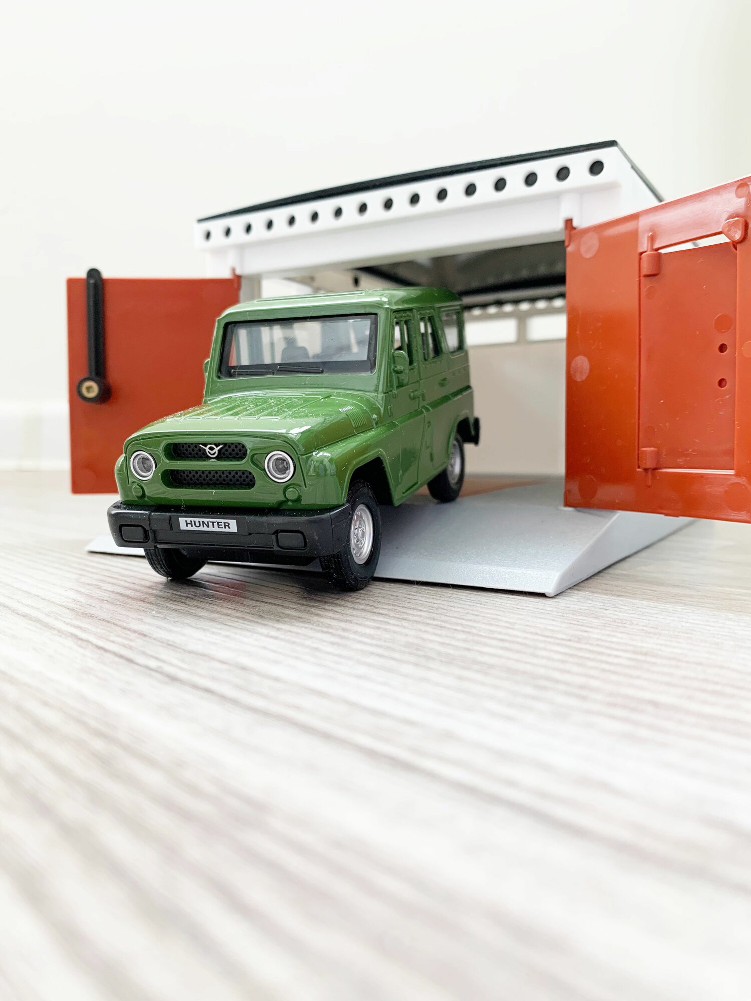 Гараж + UAZ HUNTER (12 см, метал, инерция, открытие 2-х дверей и багажника)- зеленый